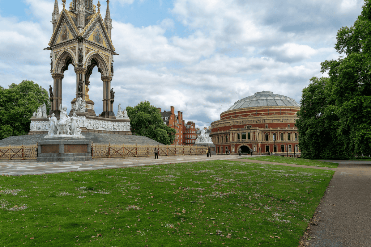 Guide to Import VAT in the United Kingdom for Foreign Companies | Commenda